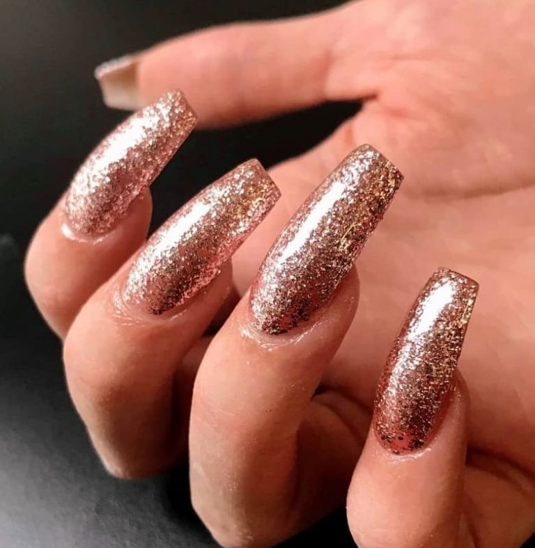 31 Rose Gold Manicures for a Soft Metallic Touch